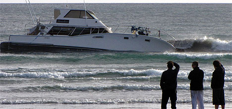 SunLive - Boat beached after hitting rocks - The Bay's News First
