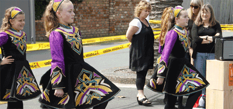 SunLive - Entertainers busking for fun - The Bay's News First