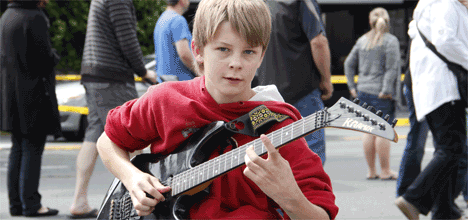 SunLive - Entertainers busking for fun - The Bay's News First