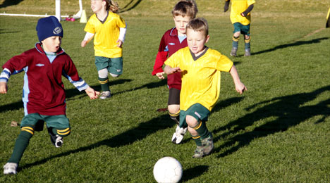 SunLive - Kids brave the cold to play football - The Bay's News First