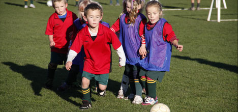 SunLive - Kids brave the cold to play football - The Bay's News First