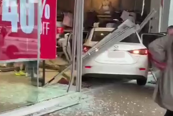 Sunlive Car Crashes Through Pāpāmoa Shop Window The Bays News First
