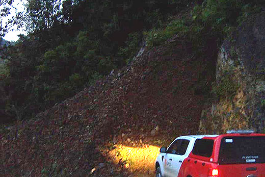 SunLive - Rock slip blocks road - The Bay's News First