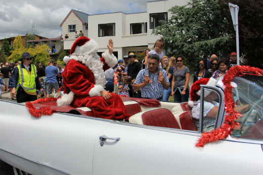 SunLive - Large turnout for Santa Parade - The Bay's News First