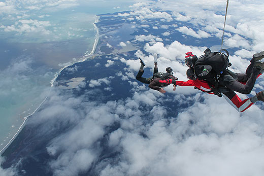 SunLive - Tauranga woman helps Little take a dive - The Bay's News First