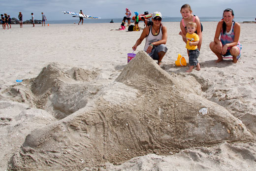 SunLive - Sandy fun returns to the beach - The Bay's News First