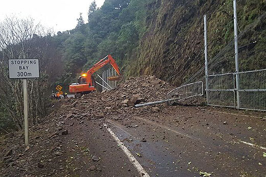 SunLive - Delays after large slip on SH2 - The Bay's News First