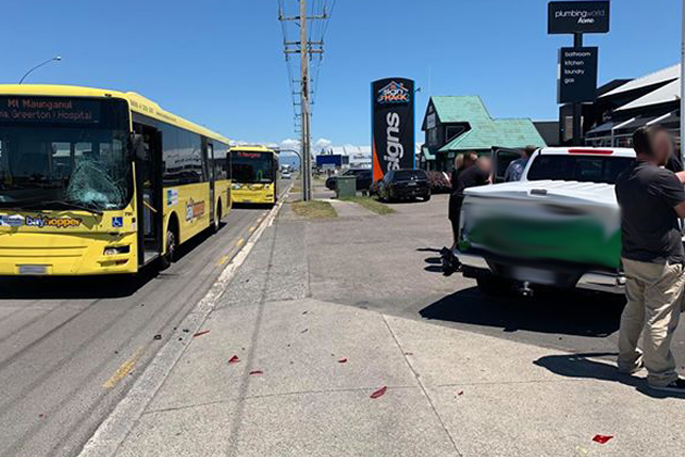 SunLive - Bus and ute crash on Hewletts Road - The Bay's News First