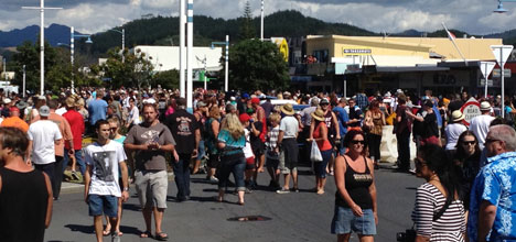 SunLive - Bulging crowds at Beach Hop - The Bay's News First