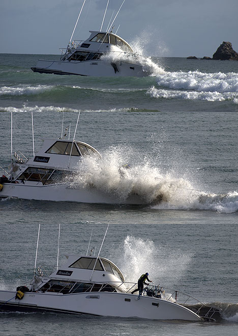 SunLive - Boat beached after hitting rocks - The Bay's News First
