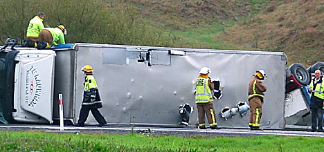 SunLive - SH2 open after truck rolls - The Bay's News First